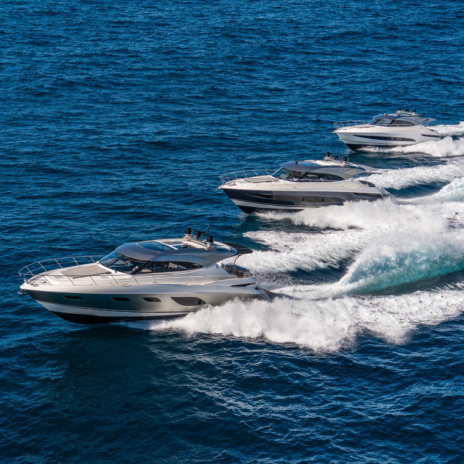 Powerboat-World.com at the helm of Riviera’s Platinum Edition for a 420 ...